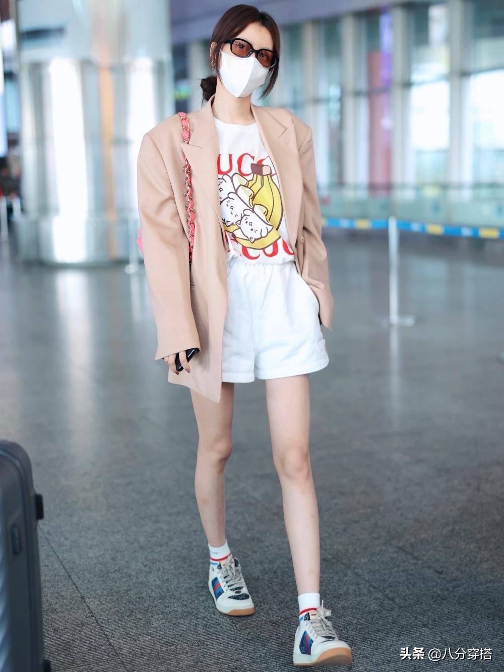 Sun Yi is showing her figure again, wearing a nude pink jacket to play ...