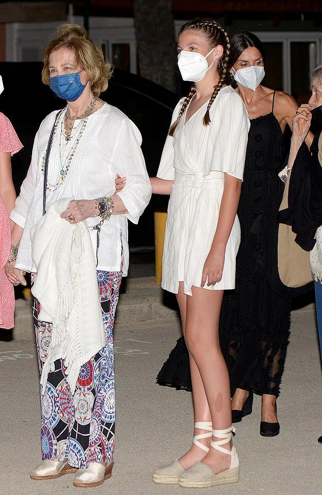 The two Spanish princesses tried boxing braid hairstyle for the first ...