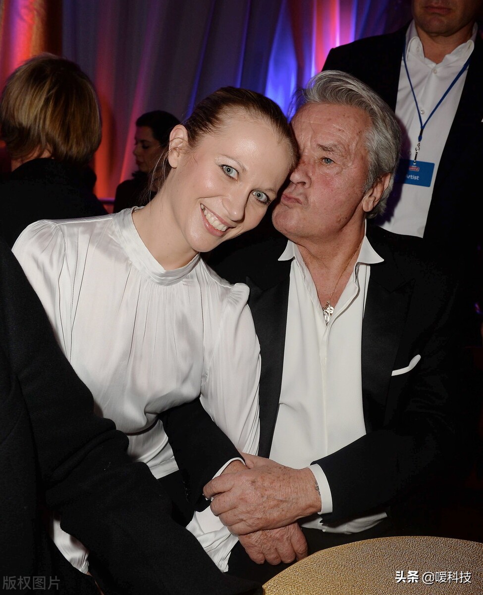 Alan Delong, a beautiful man, with beautiful beauties around him, why ...