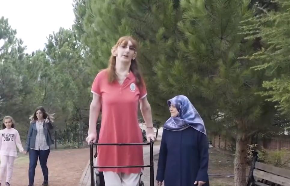 The tallest woman in the world is 2.15 meters tall, breaking the ...