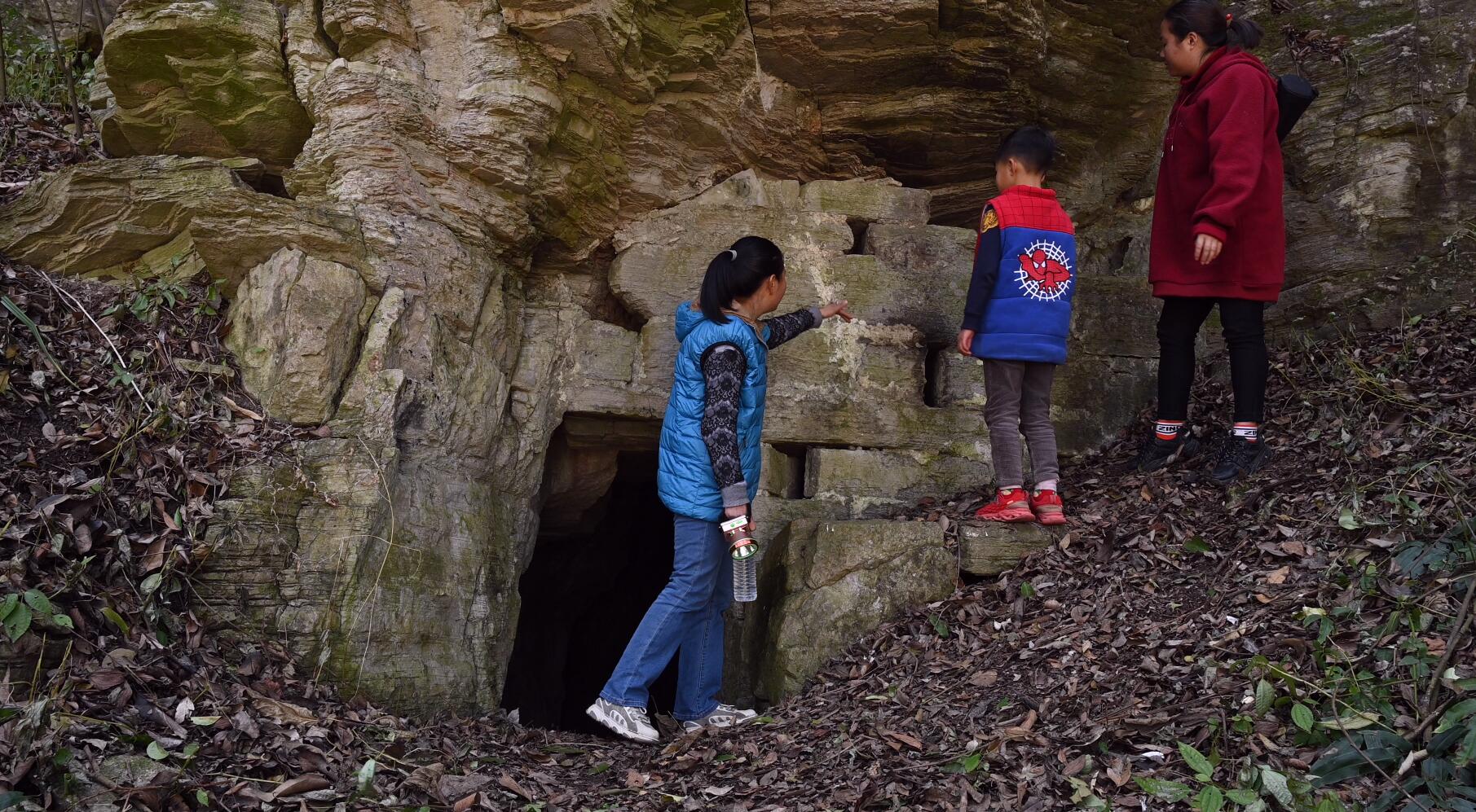 The mysterious hiding hole under the cliff, extending in all directions ...