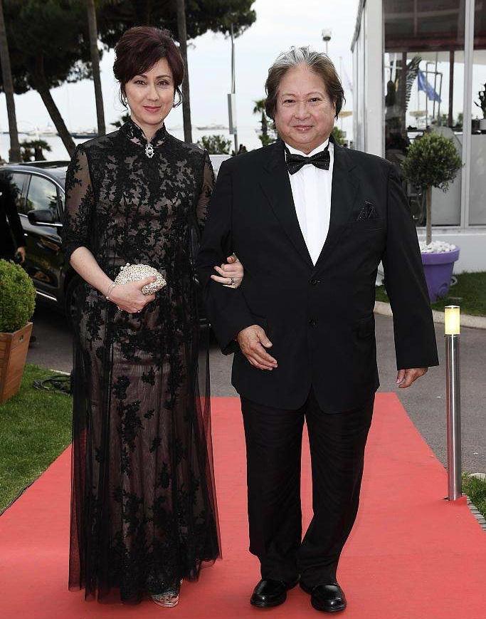 Sammo Hung's vision is really poisonous. The 56-year-old wife wears a ...
