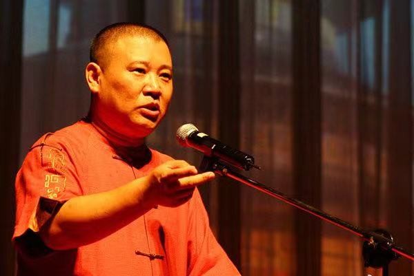 Feng Gong performed in the scenic spot under the rain, Guo Degang cross ...