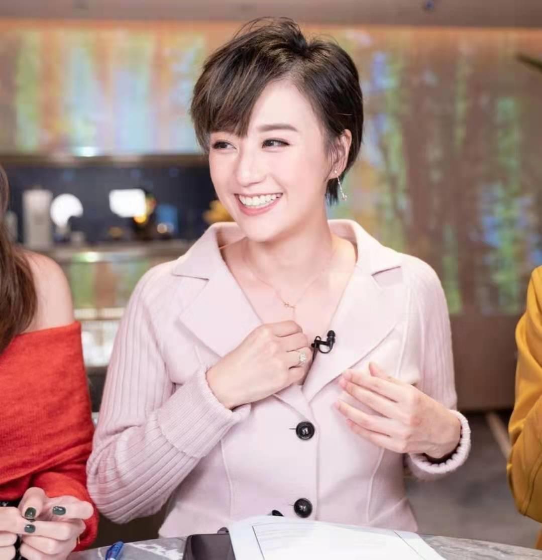 Former TVB beauty anchor Lin Yanling's husband was posted on the street for allegedly stealing ...