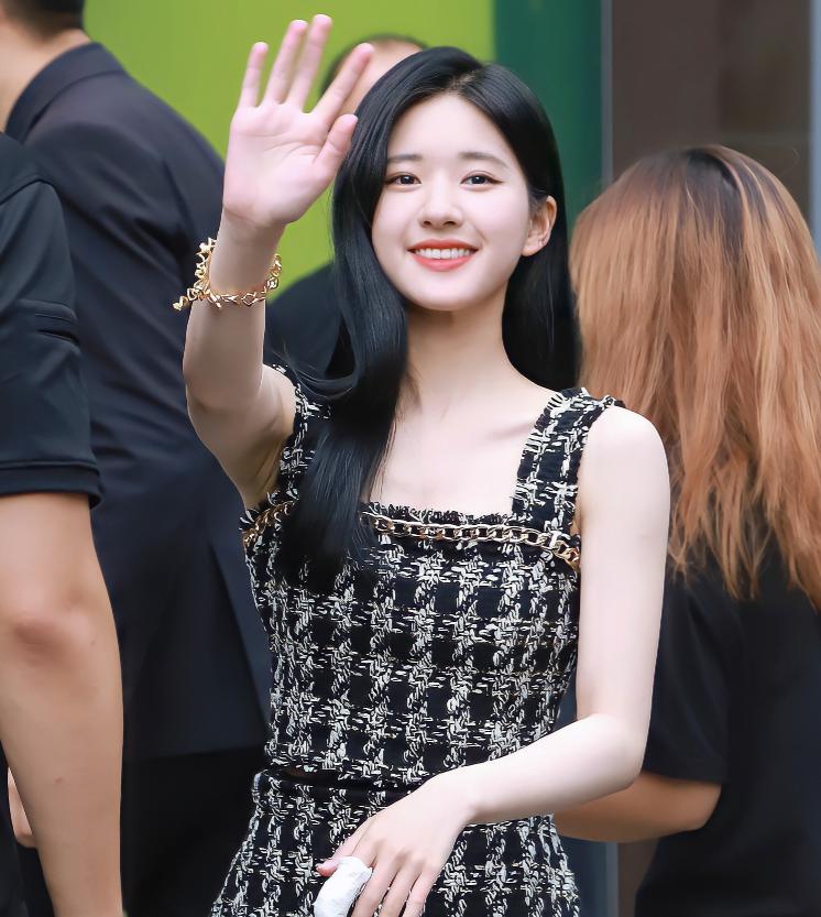 Zhao Lusi was photographed when attending the event, the passerby lens ...