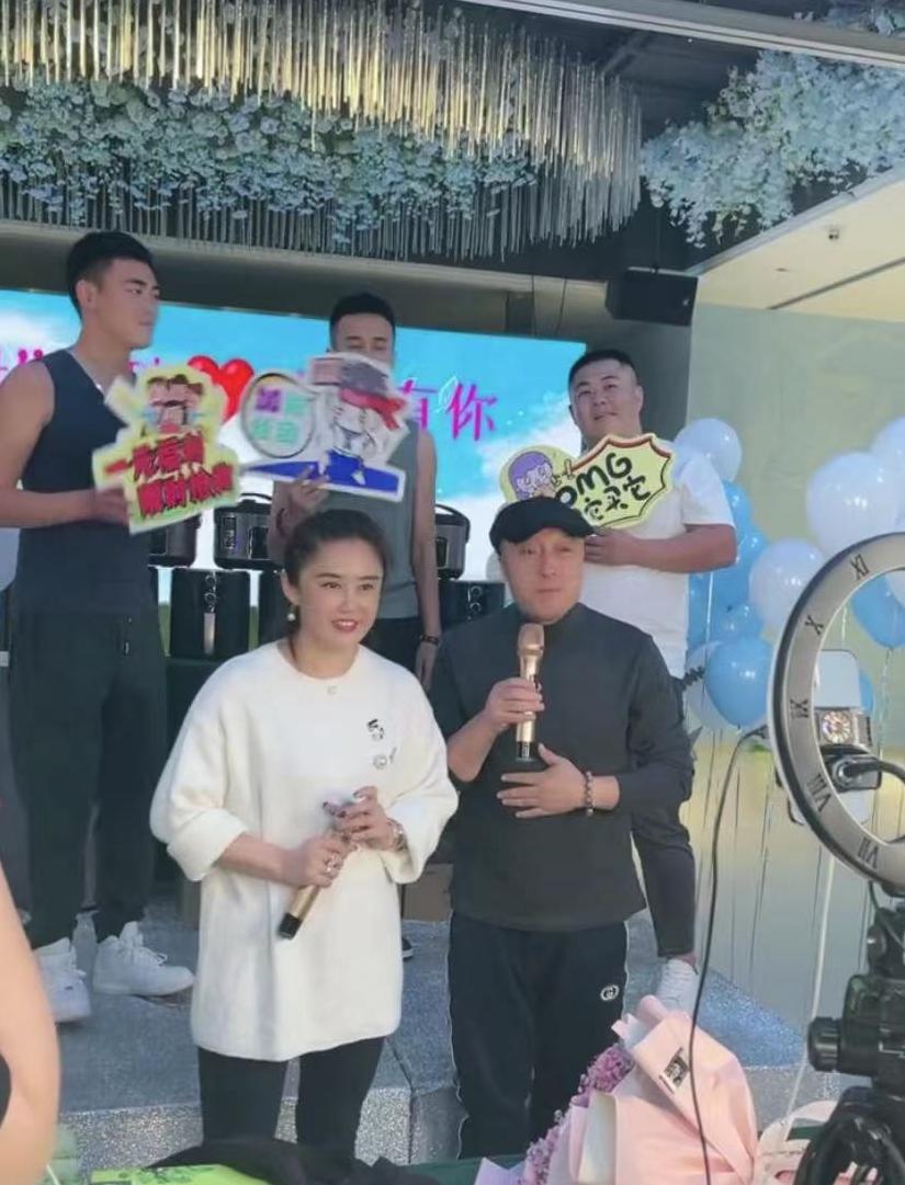 For the 57-year-old "Longgui" Wang Xiaobao's birthday, his wife carefully prepared a birthday ...