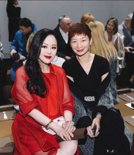 Zhang Xiaohui was nearly sixty years old, and he was so sexy in red and ...