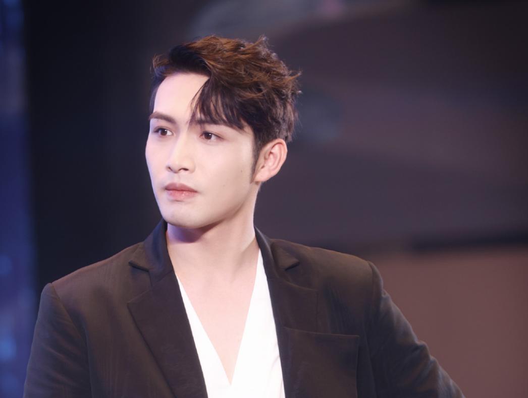 Due to too many fans at the airport, Zhang Binbin was directly held by the two security guards ...