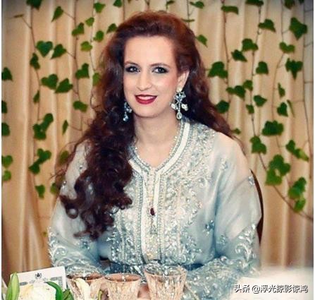 The king of Thailand was amazed by the princess of Morocco, staring at ...