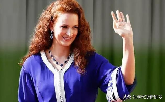 The king of Thailand was amazed by the princess of Morocco, staring at ...