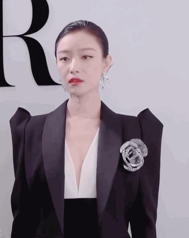 The Night of Jiaren Women's Influence: Sun Yi is bold, Tang Yan's legs ...