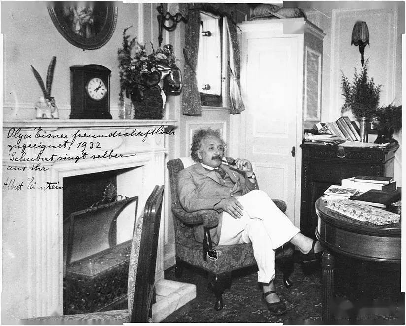 Einstein, you don't know, loves to wear women's shoes barefoot - iNEWS