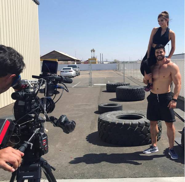 The handsome muscular guy with a height of 2 meters is really eye ...