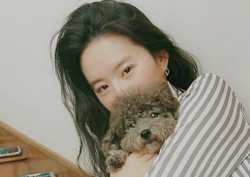 Liu Yifei stayed at home on vacation after filming, wearing pajamas and ...