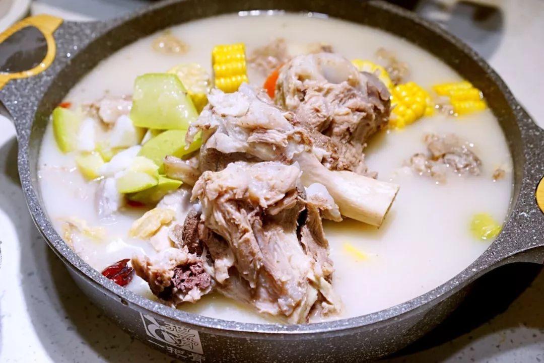 What is the difference between "fan bone" and "tube bone"?It is ...