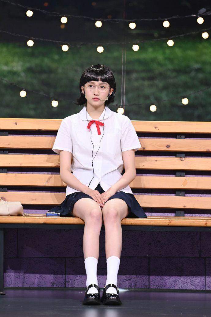 Guan Xiaoyu uses a shiny wig to evoke this youth film in memory, and ...