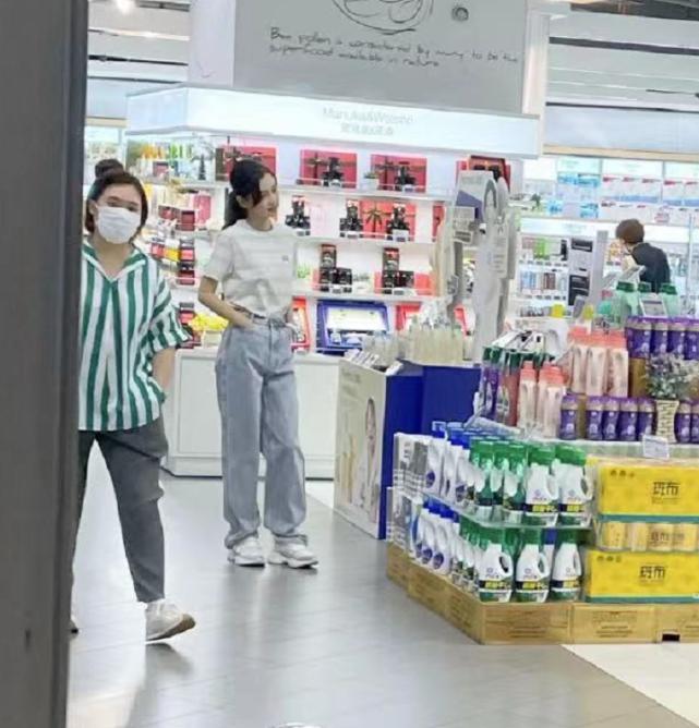 The baby was filmed by a netizen who was taking photos with a domineering posture, and Lai ...