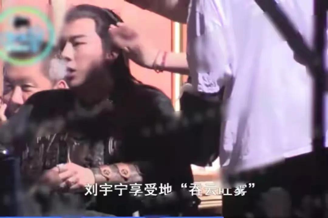 Smoking and shaking legs were criticized for collapse, Liu Yuning's ...