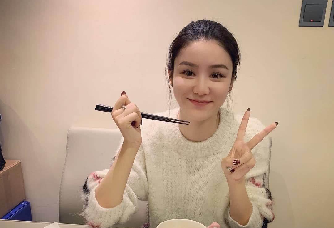 "Behind the door" Lin Feng's wife and daughter daily photos!Zhang ...