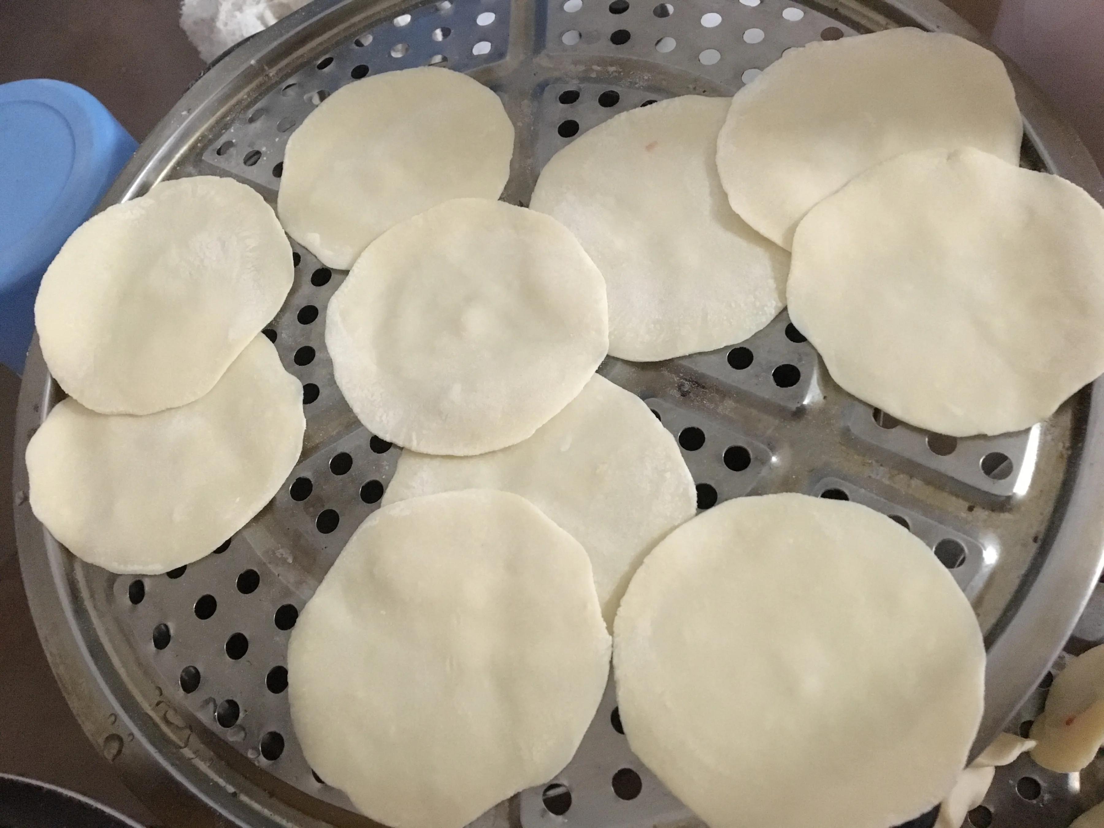 Rolling out the dumpling skin is called diy making dumplings - iNEWS