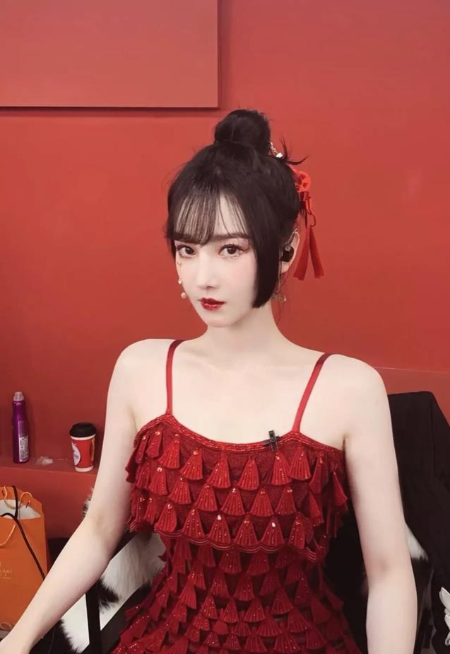 Beautiful star with good figure and good looks-Chen Xiaojun - iNEWS