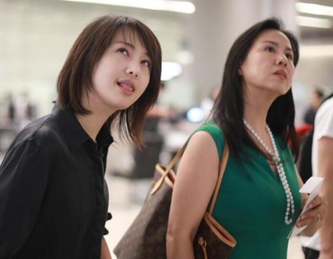 Cousin Zheng Shuang refutes the rumors of family infighting, praises ...