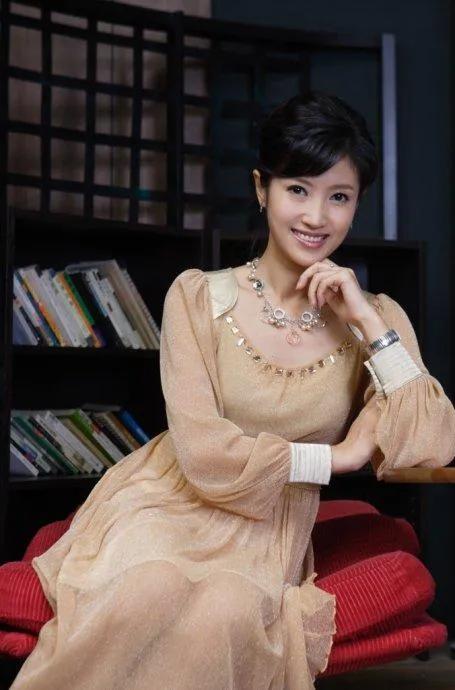 Beautiful host of Beijing Satellite TV: Chun Ni - iNEWS