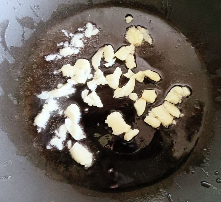 Stir-fried thin-shell rice with leek flowers, a characteristic quick ...