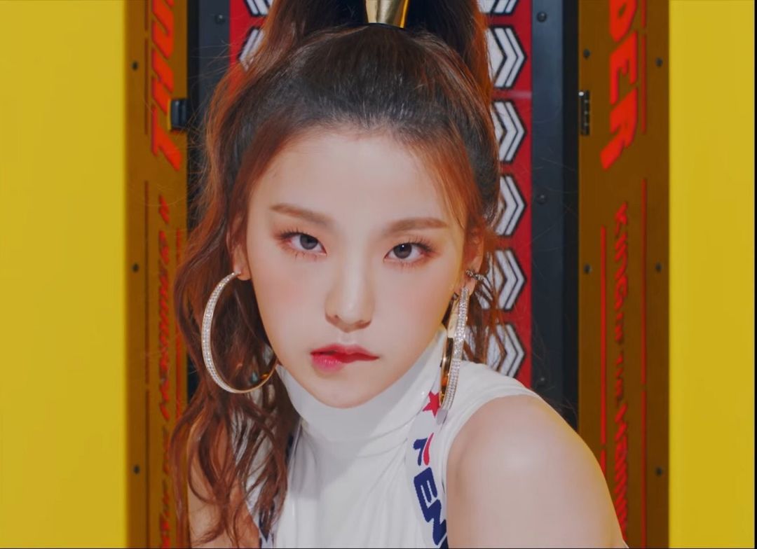 Wild cat girl-Huang Lizhi - iNEWS