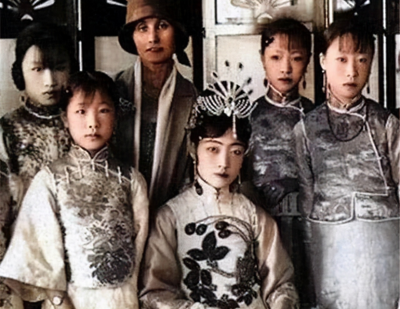 Wanrong gave birth to a son, was thrown into the furnace by Puyi, and ...