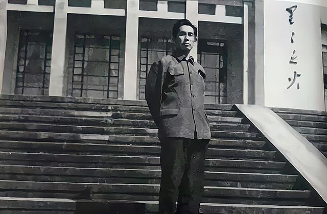 Peng Jiasheng, the hero of the Golden Triangle, raised his gun at the ...