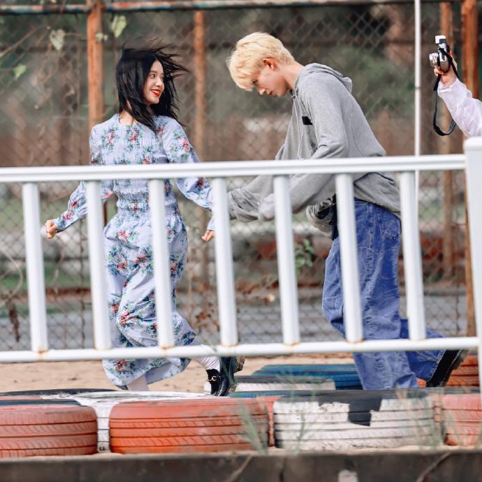 Filming of Zhang Jingyi's new drama begins, and Chen Feiyu's blonde ...