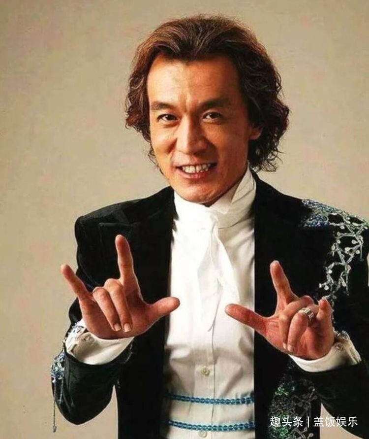 Famous host Li Yong's third anniversary!Hawen holds white flowers in ...