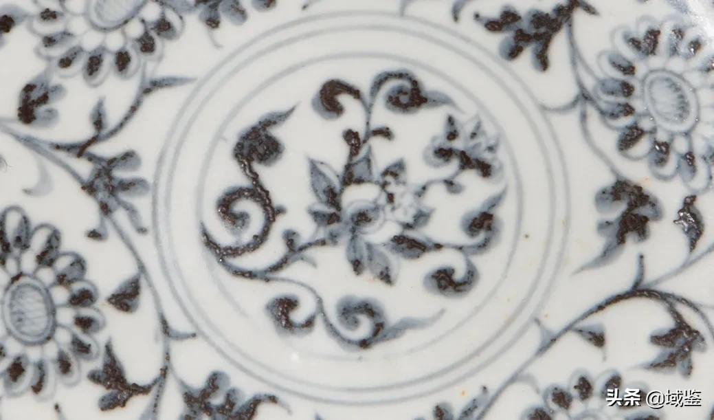 Ink and Blue and White-Ming Hongwu Blue and White Wrapped Flower ...