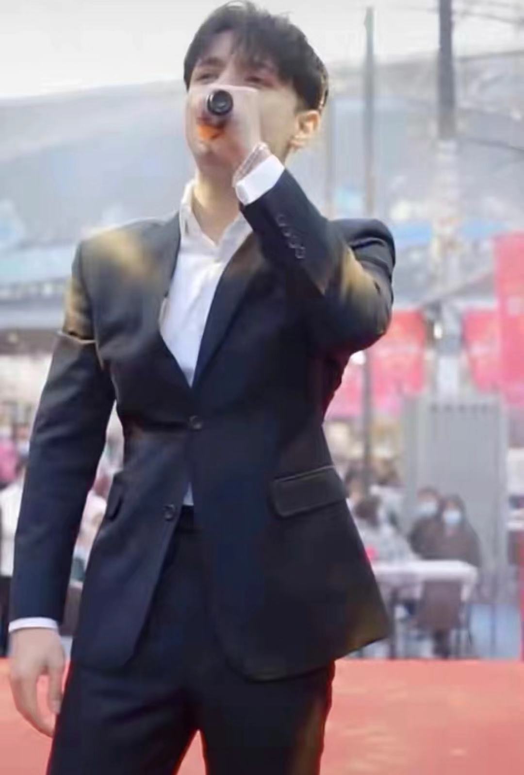 The child star Alpha is playing the role of Lao Jin. At the age of 23 ...