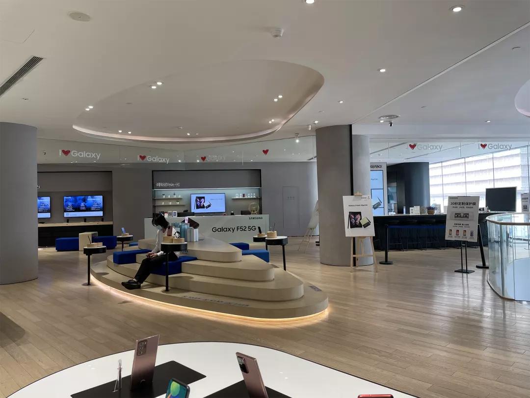 Head-to-head with Apple, what exactly does Samsung's flagship store on ...