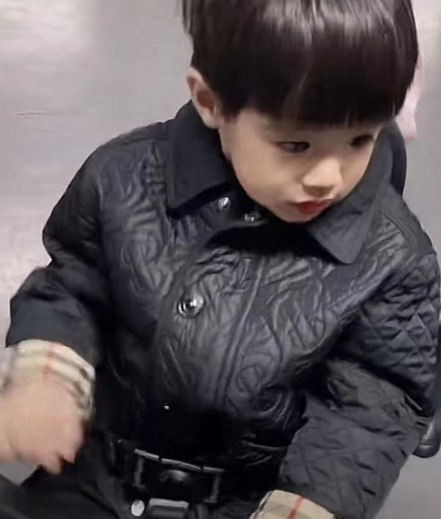 A recent photo of Jiang Chao's two-year-old son, his eyes are as big as ...