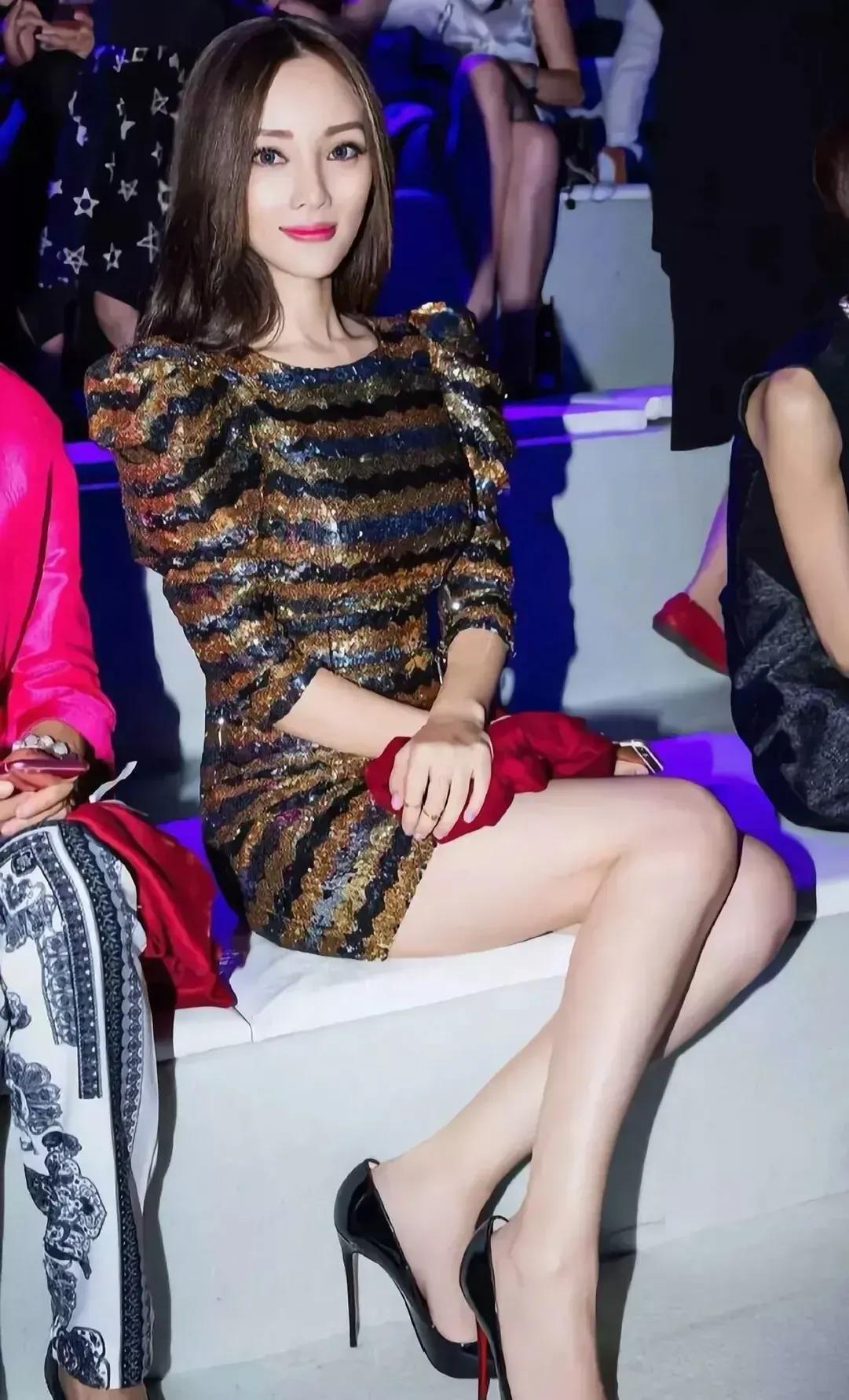 Celebrity Li Xiaolus Beautiful Legs Inews
