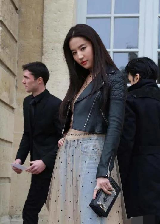 Liu Yifei's taste is really unusual. The tulle skirt with jeans is not ...