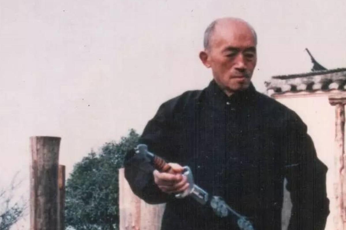 The famous Master Hai Deng in the 1980s was controversial after he ...