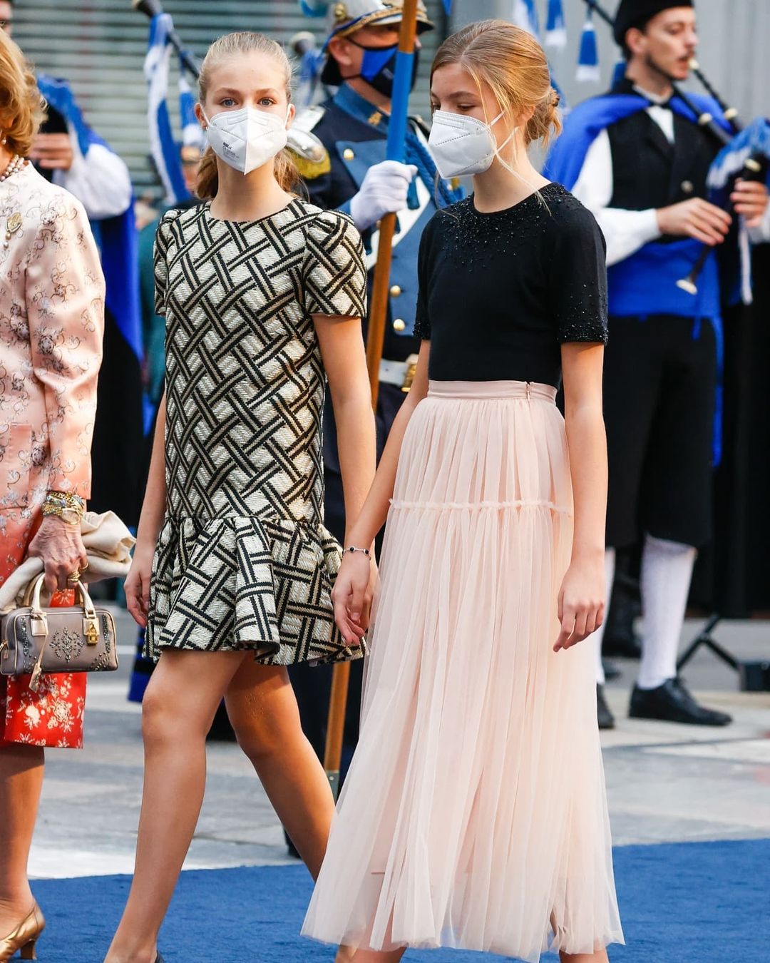 The two Spanish princesses try new styles again. The younger sister ...