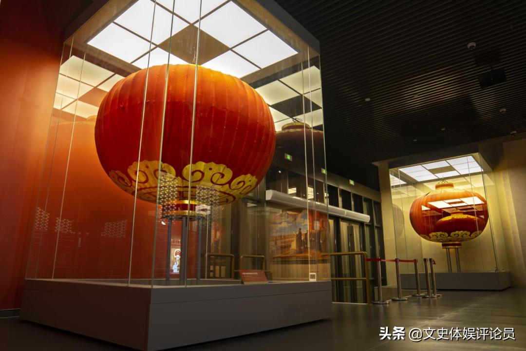 What kind of stories are hidden in the 8 red lanterns on the founding ...