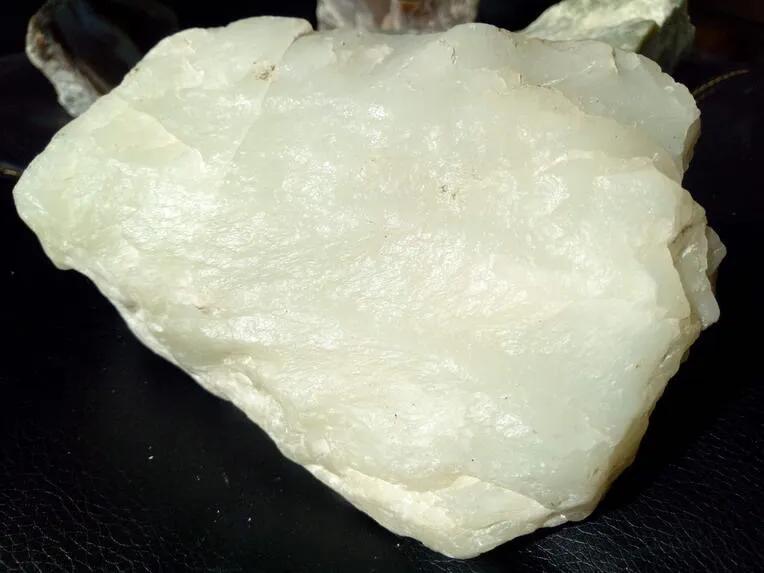 What is the structure of Hetian jade, and what are the general ...