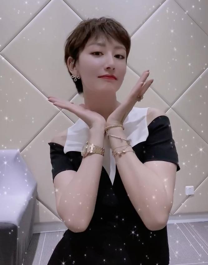 Li Hao's wife, Xiaomin, wore tight skirts and danced, twisted her waist and showed her good ...