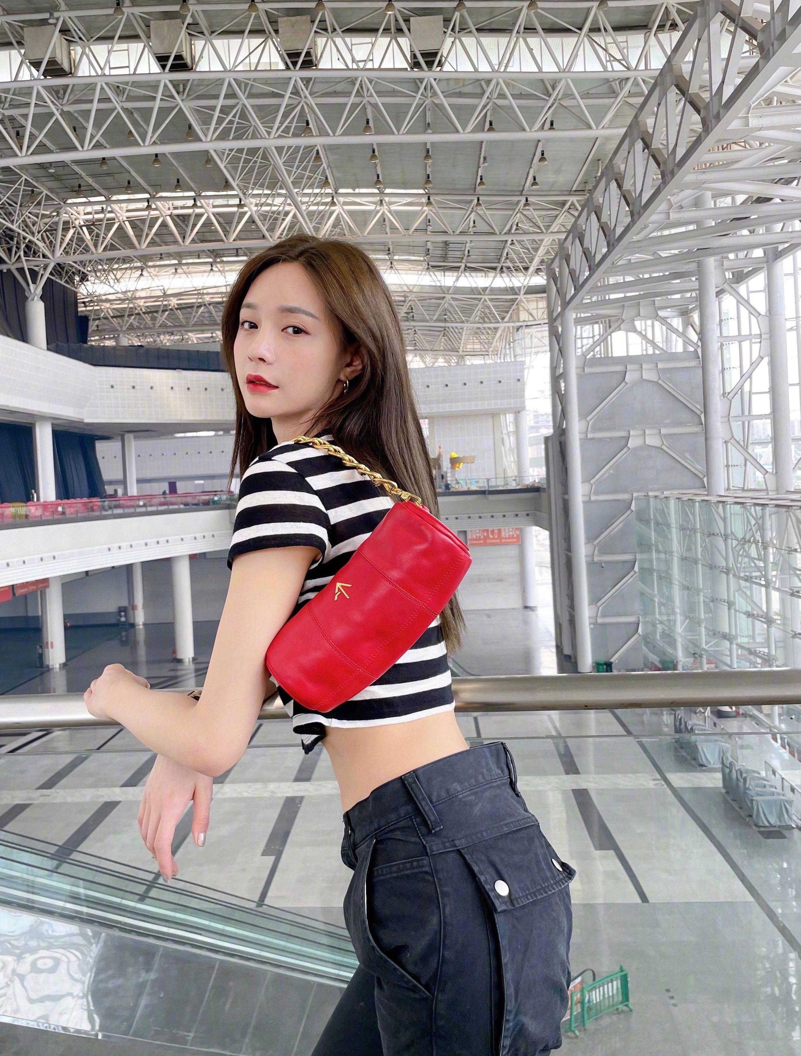 Shen Mengchen poses for high-quality female poses, simple t with ...