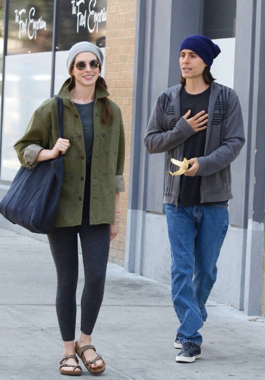 Master Leto teases Anne Hathaway with a banana, the goddess smiles ...
