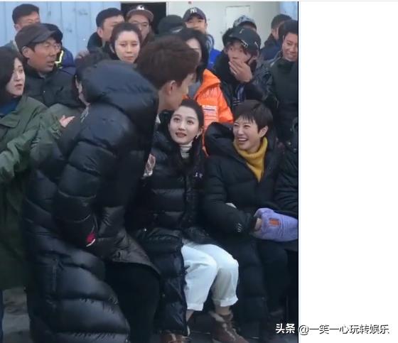Guan Xiaotong and Wu Lei together?Wearing a couple outfit to attend the ...