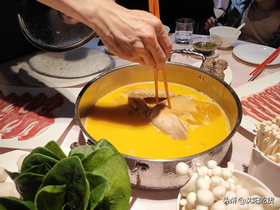 Isn't it just a hot pot? The tiger abalone, sashimi, quicksand bun ...