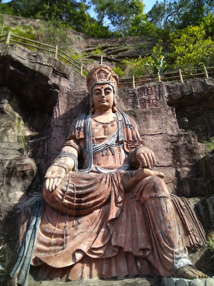 Visitors from all over the world welcome all visitors, listen to the ...