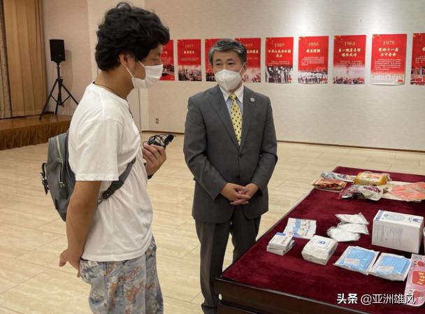 Japanese documentary director Ryo Takeuchi visits the Chinese Consulate ...
